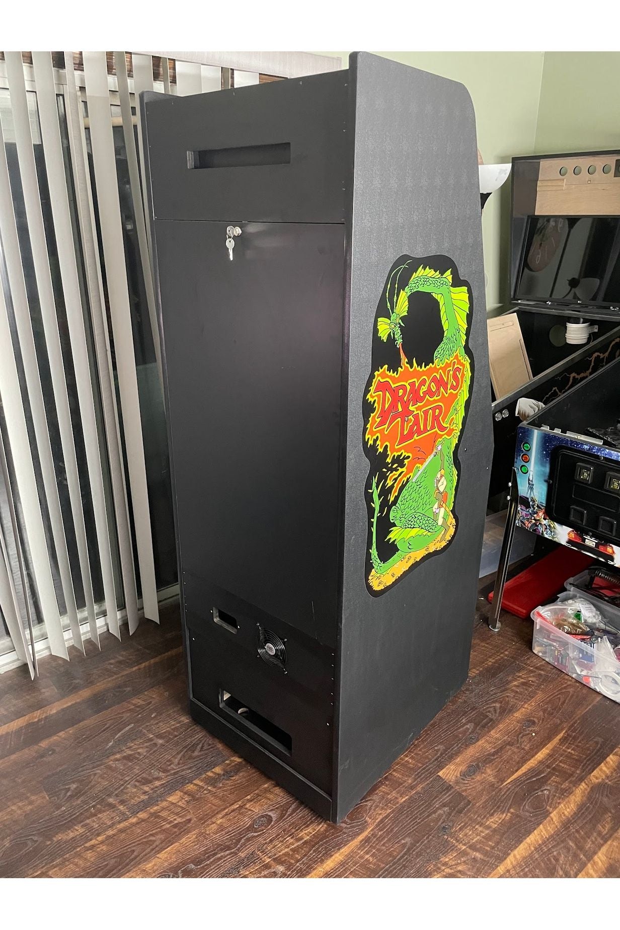 Dragons Lair Reproduction Cabinet – LAB Arcades