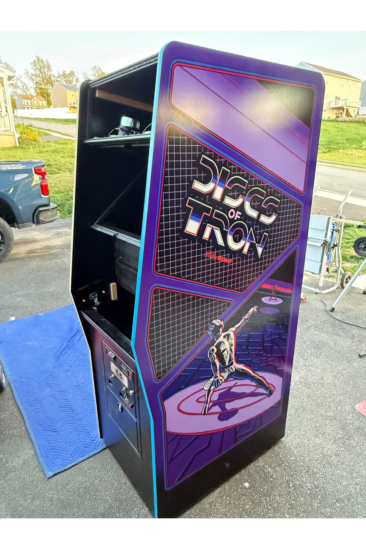 Upright Discs of Tron Reproduction Cabinet – LAB Arcades